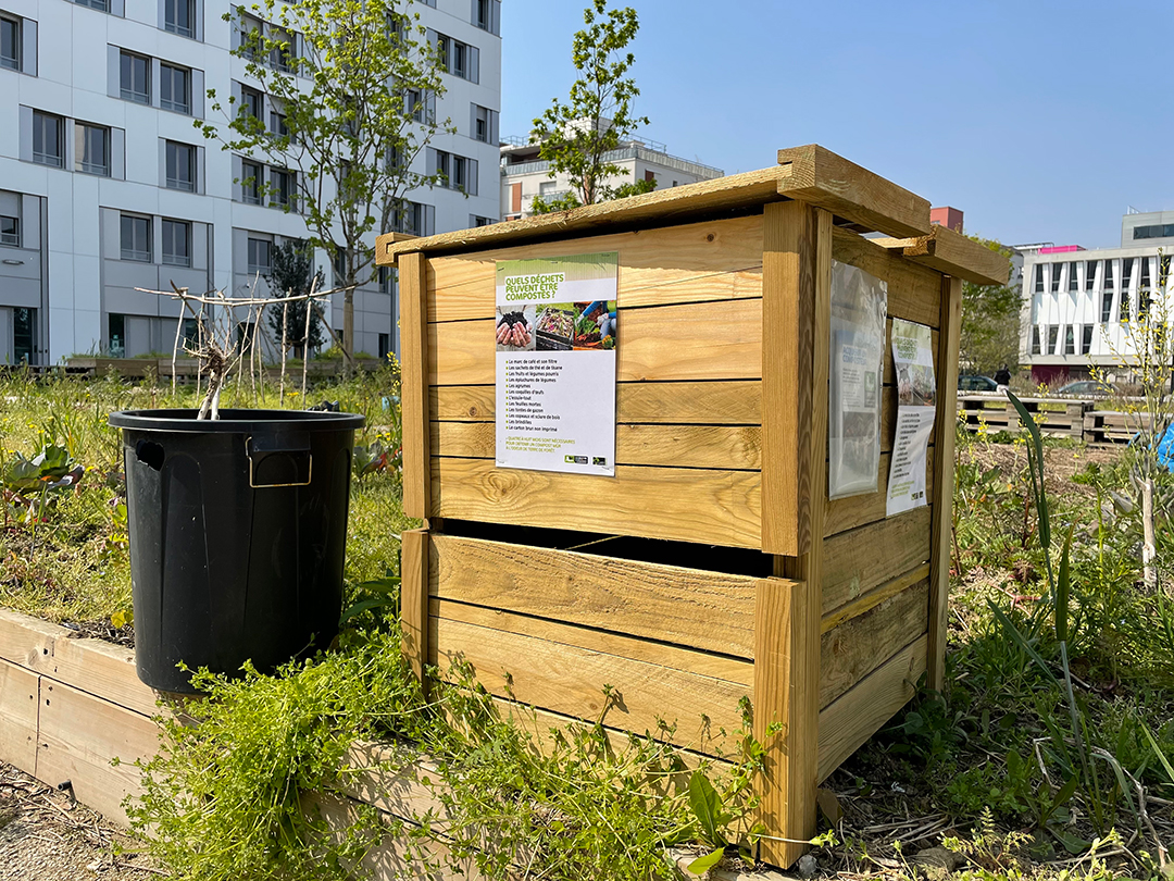 Compost bins in the vegetable garden - Campus Condorcet